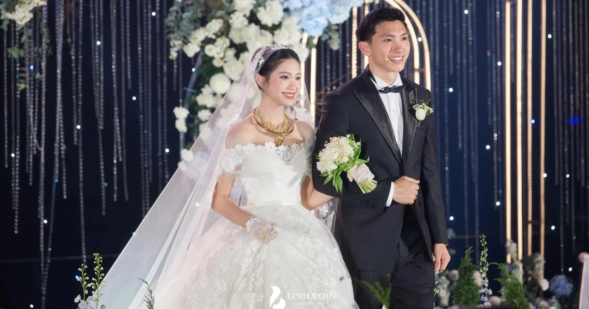 Vợ Đoàn Văn Hậu là thiên kim tiểu thư nhưng mặc đúng 1 chiếc váy ngày cưới, nghe lý do ai cũng ...