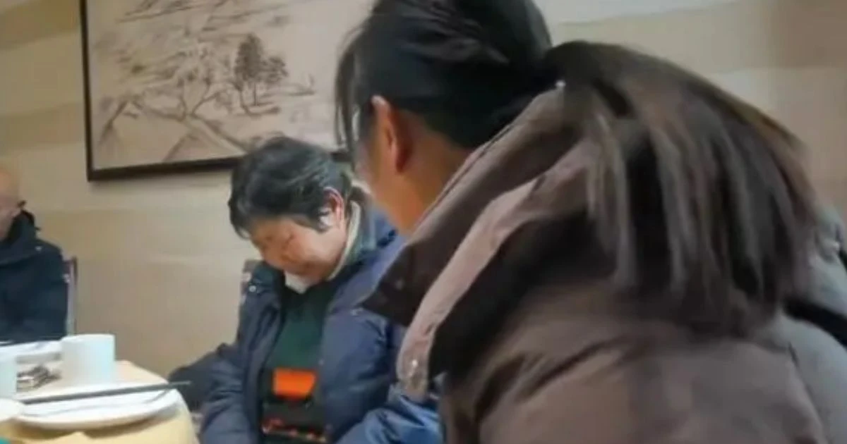 Con gái cúi lạy bố mẹ rồi "đá đổ" 350 triệu, tuyên bố 1 câu sau 37 năm ...