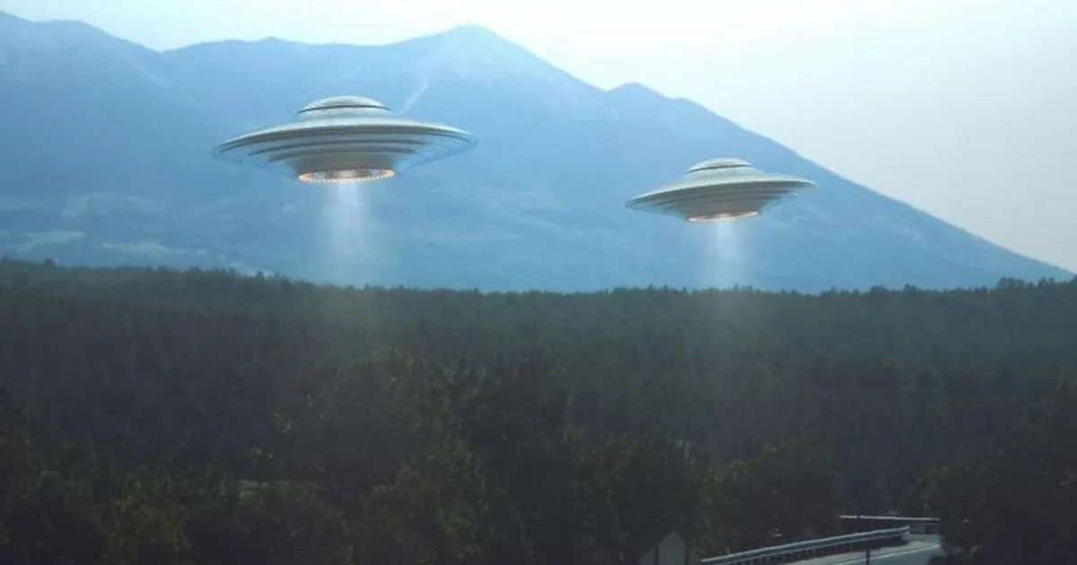 Người ngoài hành tinh xuất hiện ở Anh, UFO bay ngập trời, chim chóc mất ...